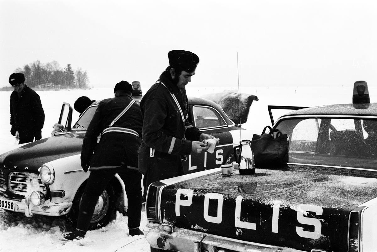 Polisen från Tierp-Uppsala vinterövade på Tämnaren, Uppland februari ...