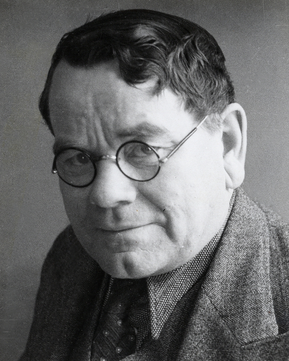 Orrefors glasbruk. Gaskonstnär Simon Gate. Bröstbild, halvprofil ...