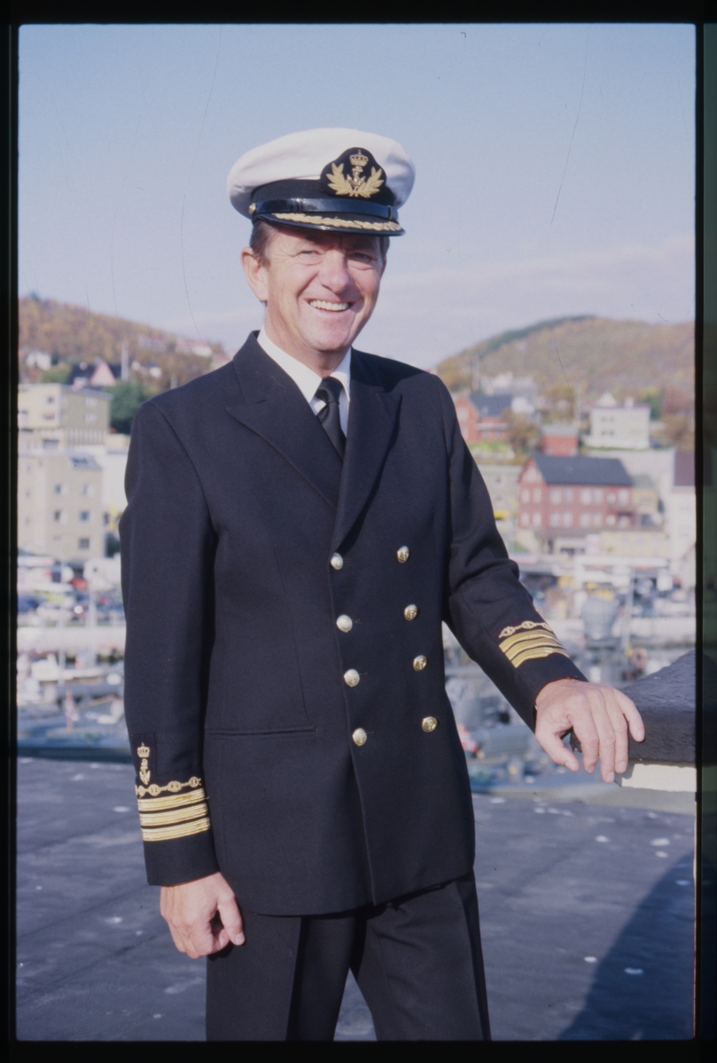 Havnefogd Ragnar Tønder på dampskipskaia. - Sør-Troms Museum ...