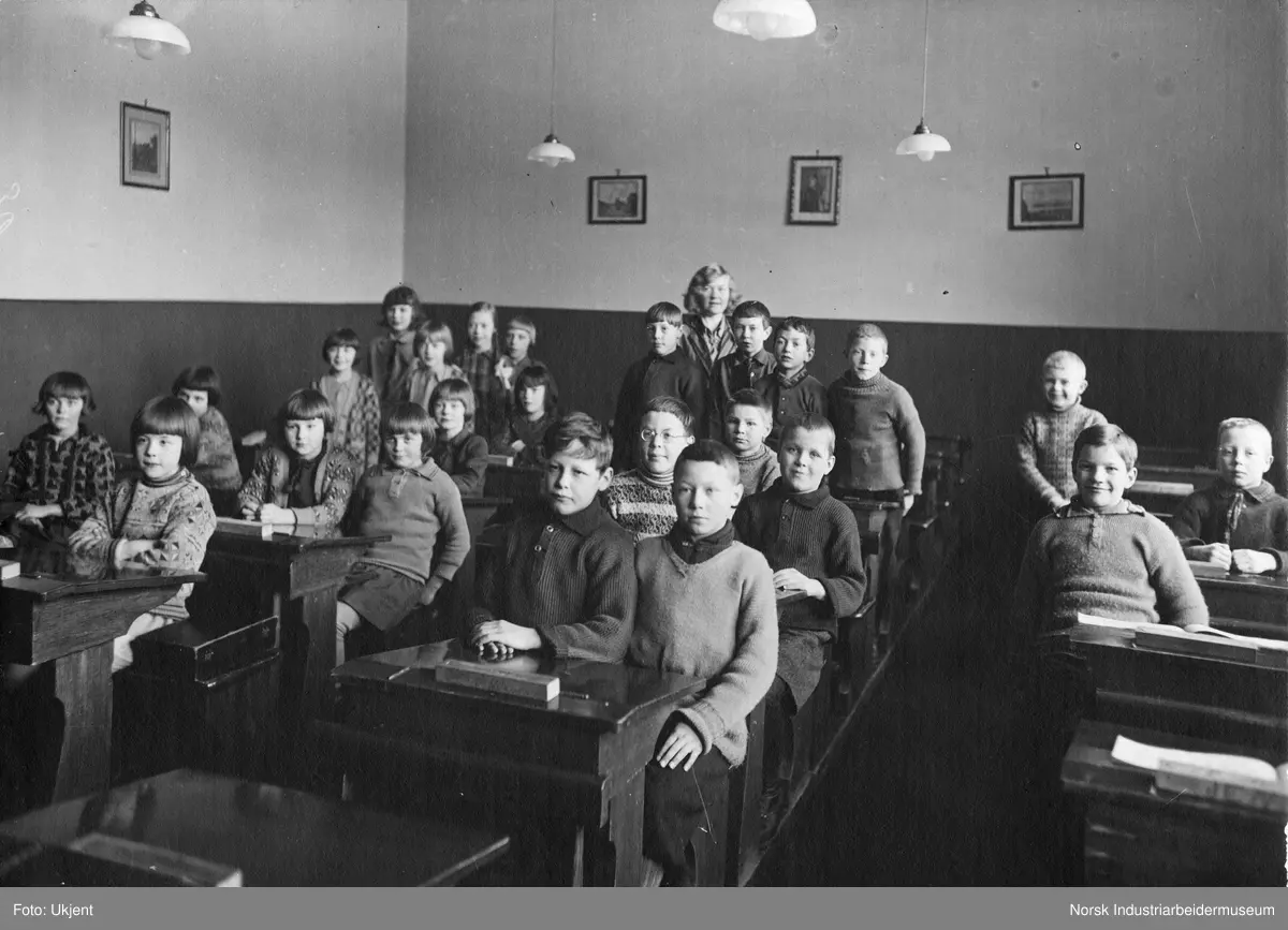 Skoleklasse i klasserom, muligens Tveito skole. Barn sitter ved ...