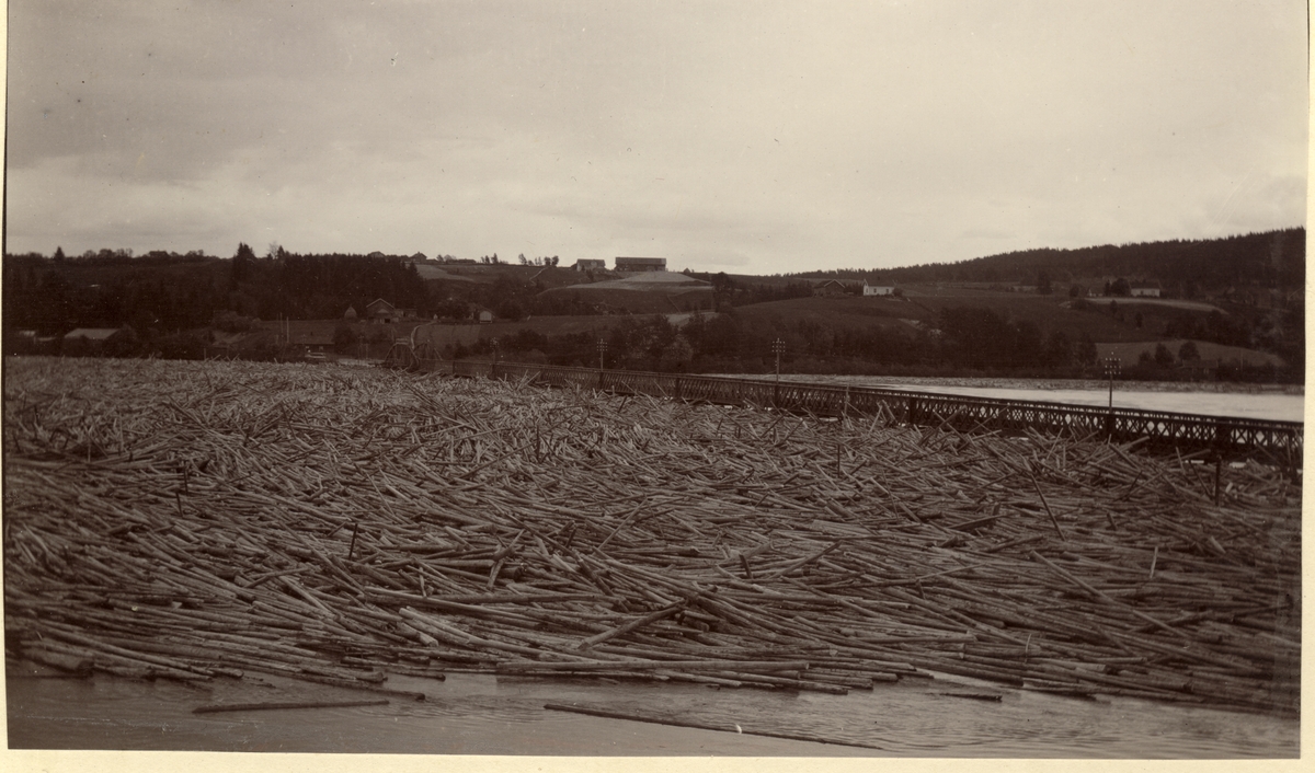 Tømmeret har hopet seg opp ved jernbanebru i Fetsund. i Akershus ...