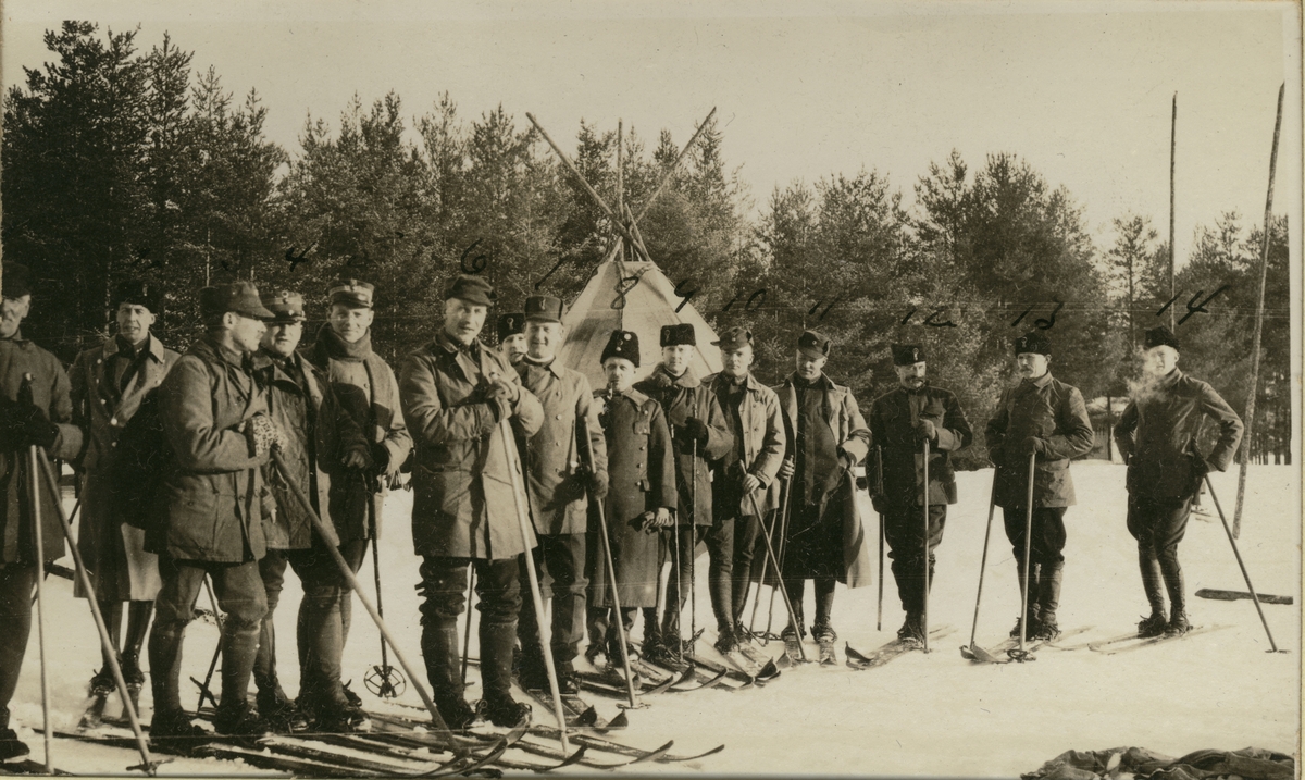 Befal fra Infanteriregiment 5 (I.R.5) på vinterøvelse, her på ski, på ...