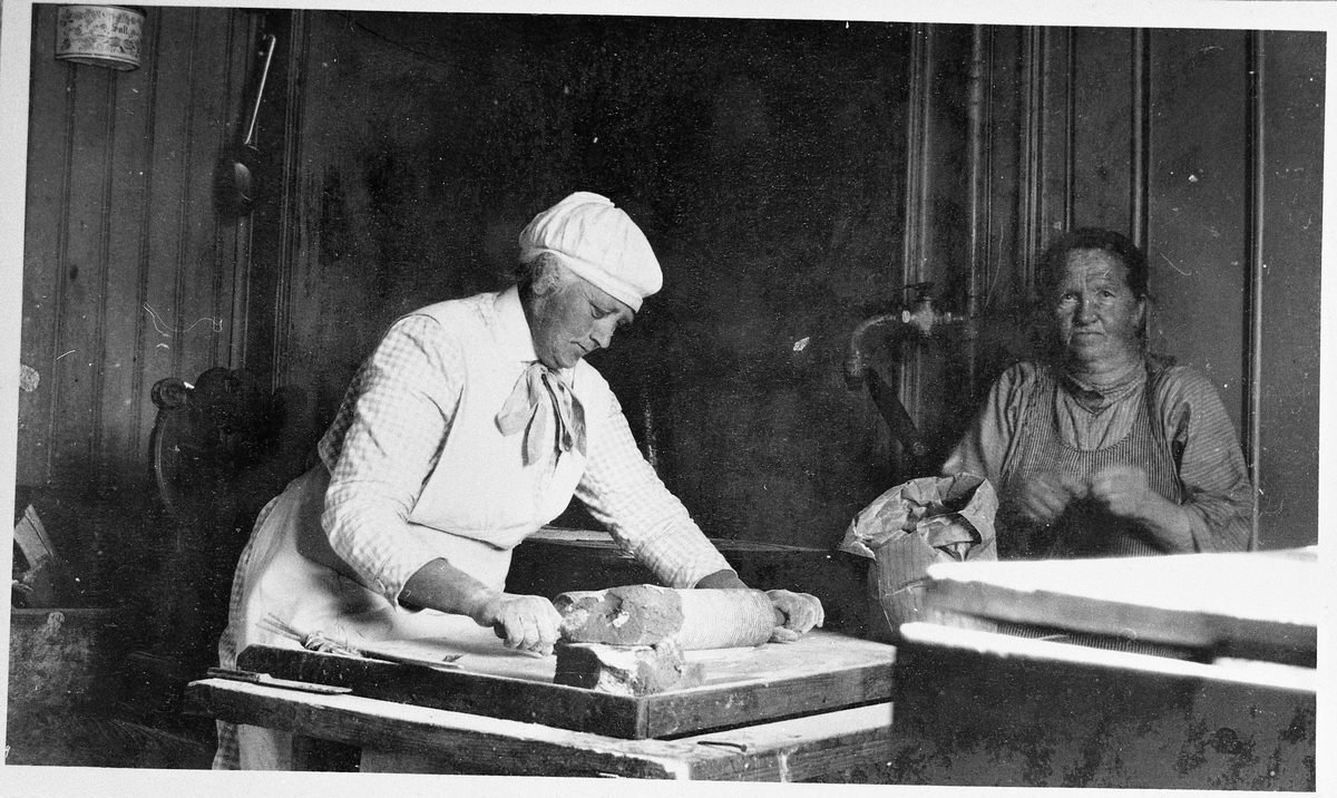 Ingenborg Berg (g.Zeiner) fra Nordlia, Østre Toten, baker flatbrød ...