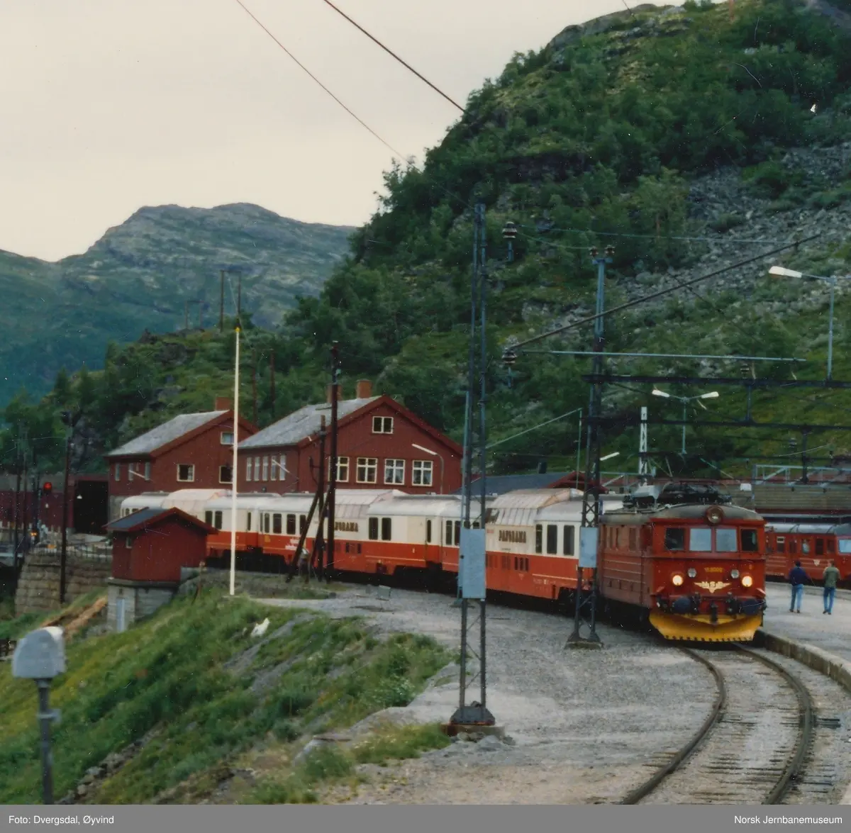 Elektriske lokomotiv El 11 2092 med panoramavogner på Myrdal stasjon ...