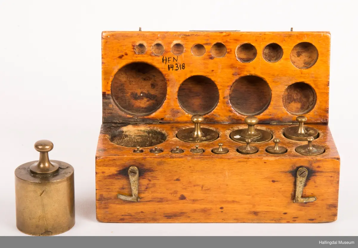 Treeske med vektlodd - Hallingdal Museum / DigitaltMuseum