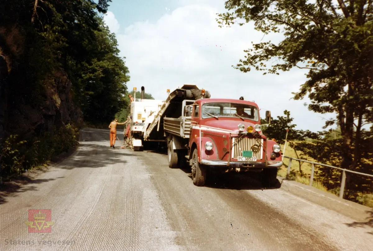 På E18 i Arendal 1971 modell Volvo lastebil og asfaltfres - Norsk ...