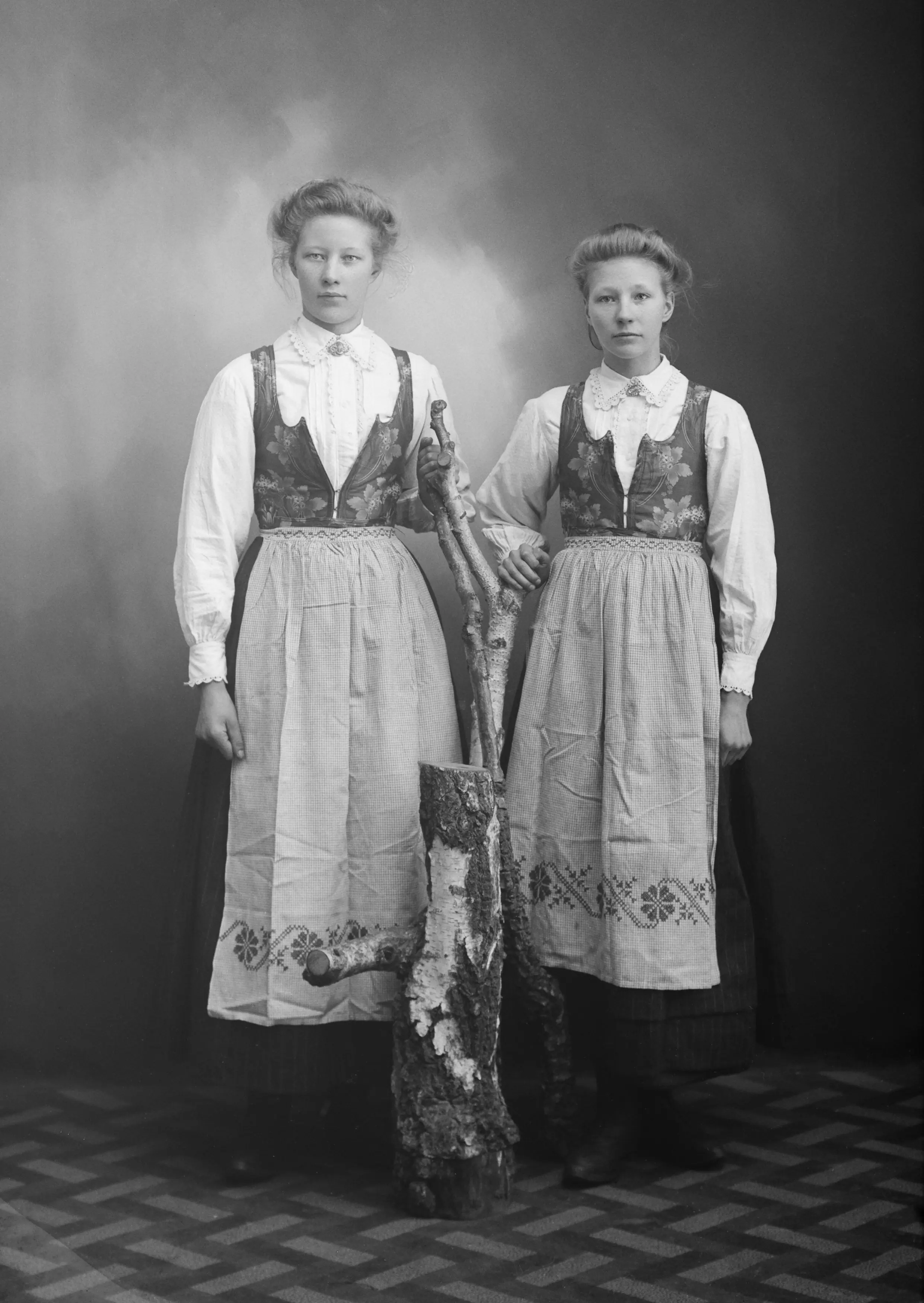 17.02.1908. Borghild og Anne Lunde. Gruppebilde, kvinner i rondastakk ...