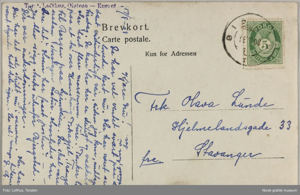 Postkort med bilde av Øystese sett fra Lundaneset. Det er satt kryss på ...