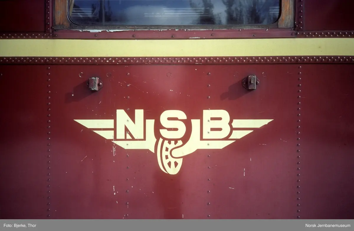 NSB-logo på motorvogn BM 86 22 - Norsk Jernbanemuseum / DigitaltMuseum