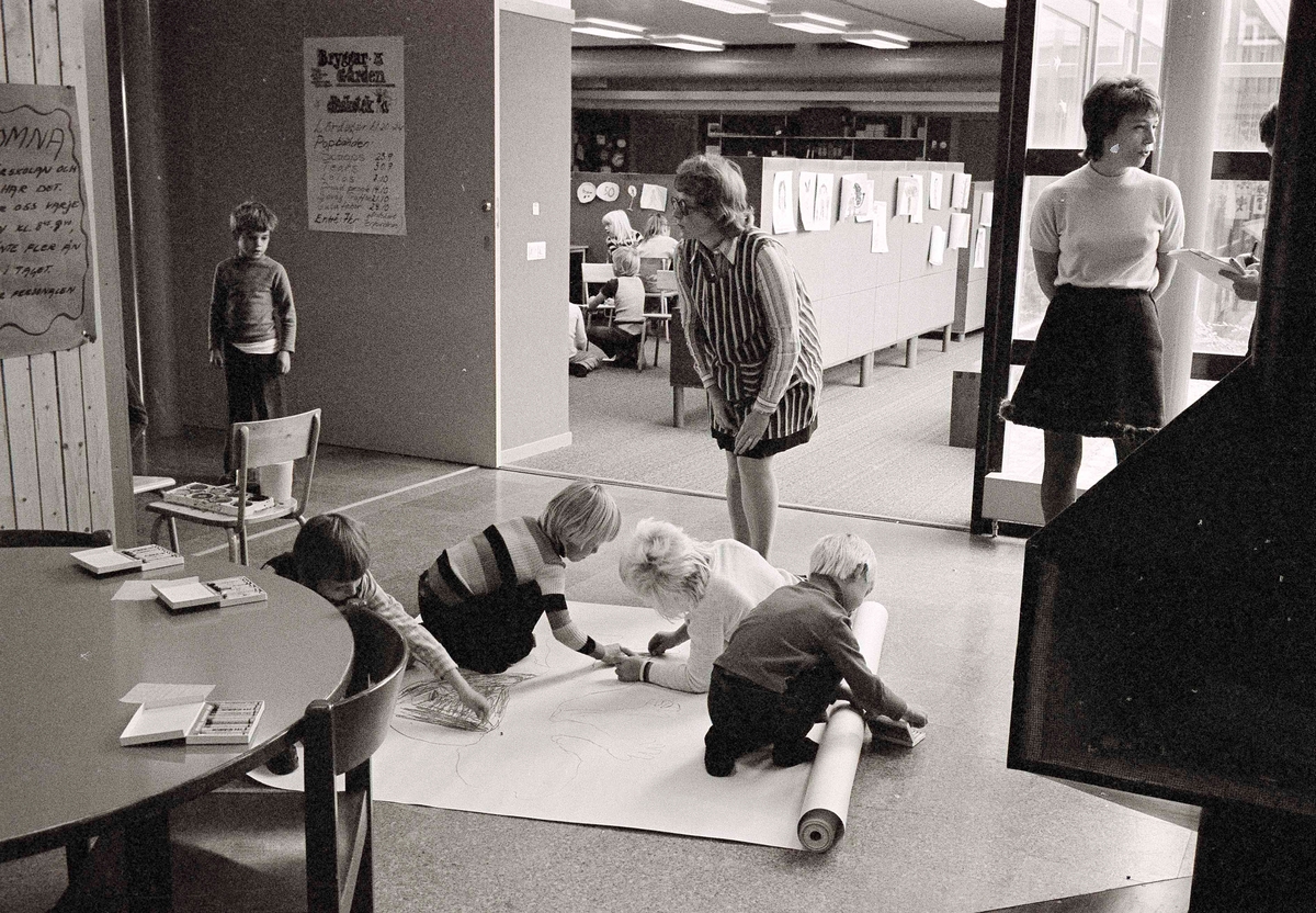 Barn som ritar i Bäckbyskolan, lärare Anna Britta Lundahl, Ulla Norèn ...