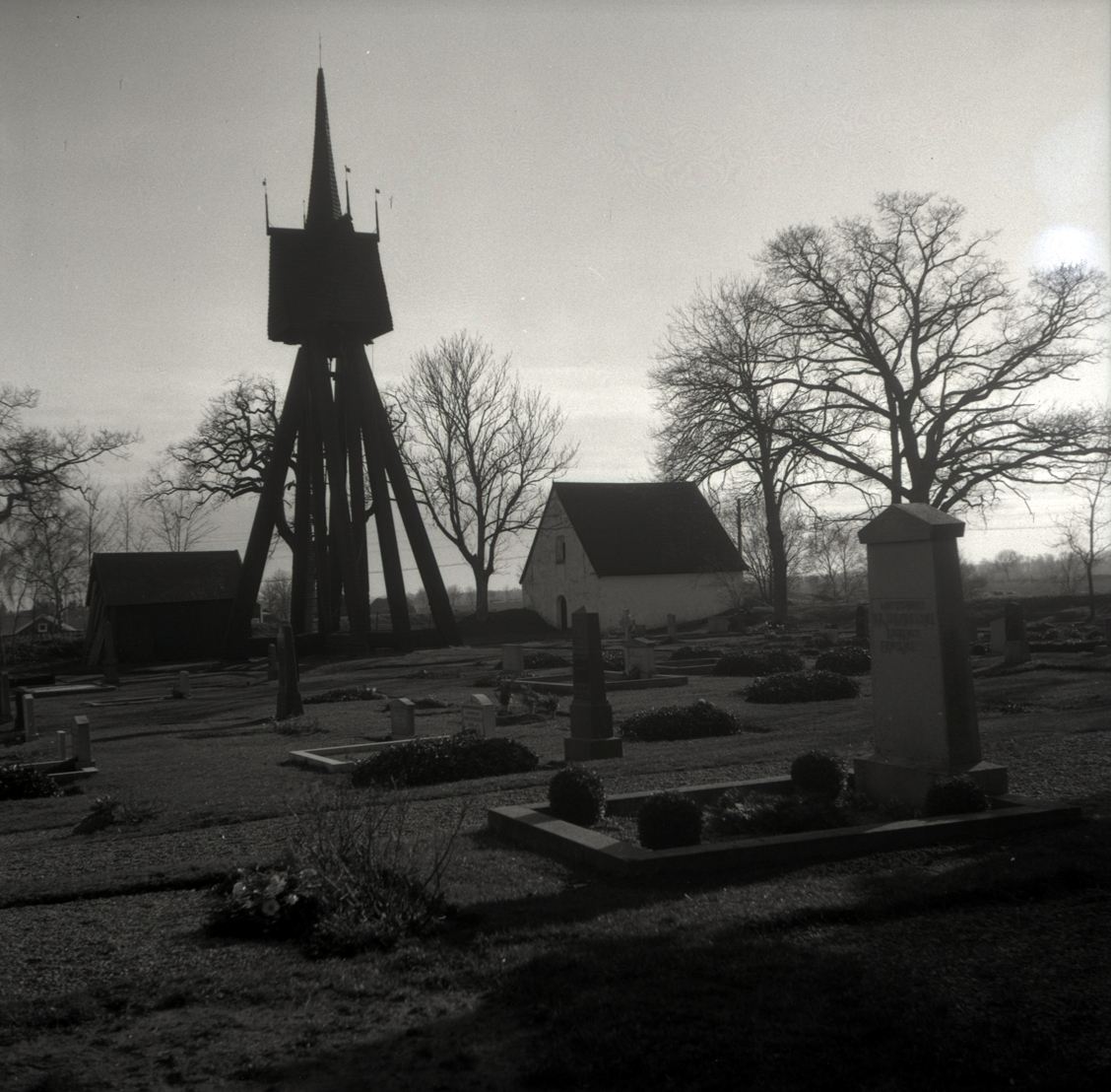 Hagby kyrka och klockstapel. - Kalmar läns museum / DigitaltMuseum