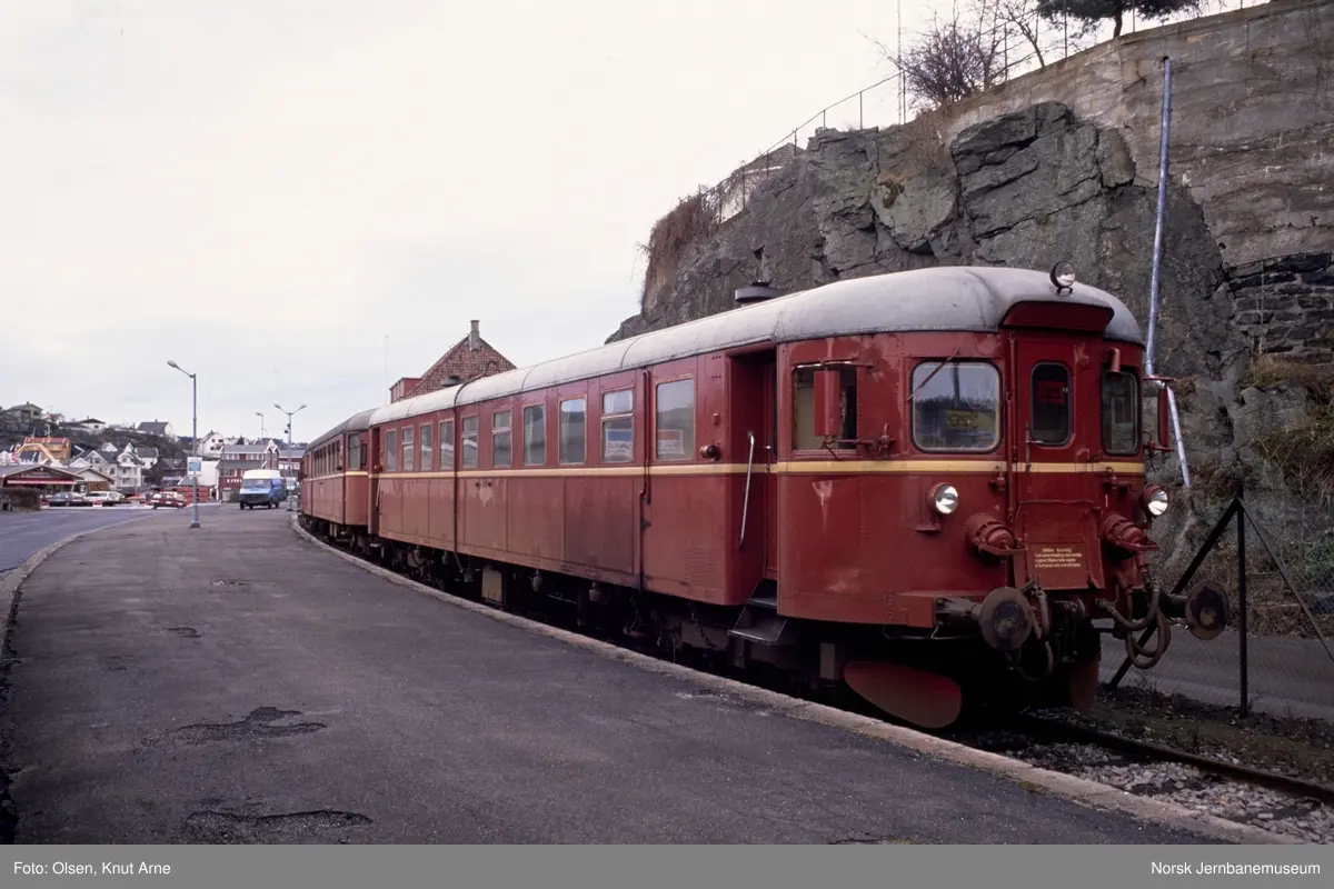 Dieselmotorvogn BM 86 13 og styrevogn BFS86 L 92 på Kragerø stasjon ...