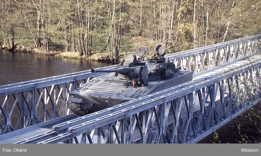 Stridsvagn fordon 90 (Strv 90). Kör över krigsbro 8 (KB 8). - Miliseum ...