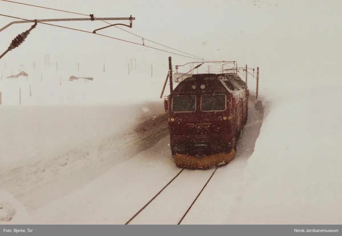 Diesellokomotiv Di 4 653 som ekstra forspannlokomotiv i dagtoget fra ... Diesellokomotiv Di 4 653 som ekstra forspannlokomotiv i dagtoget fra ...