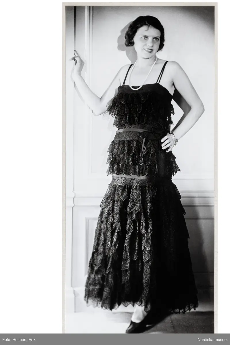 Mannekäng visar klänning för fest. Hellång med tunna axelband. Både liv ...