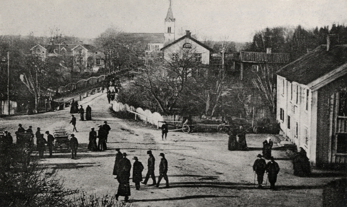 Marknadsdag i Vrigstad, 1890-tal. Vy från torget mot kyrkan ...