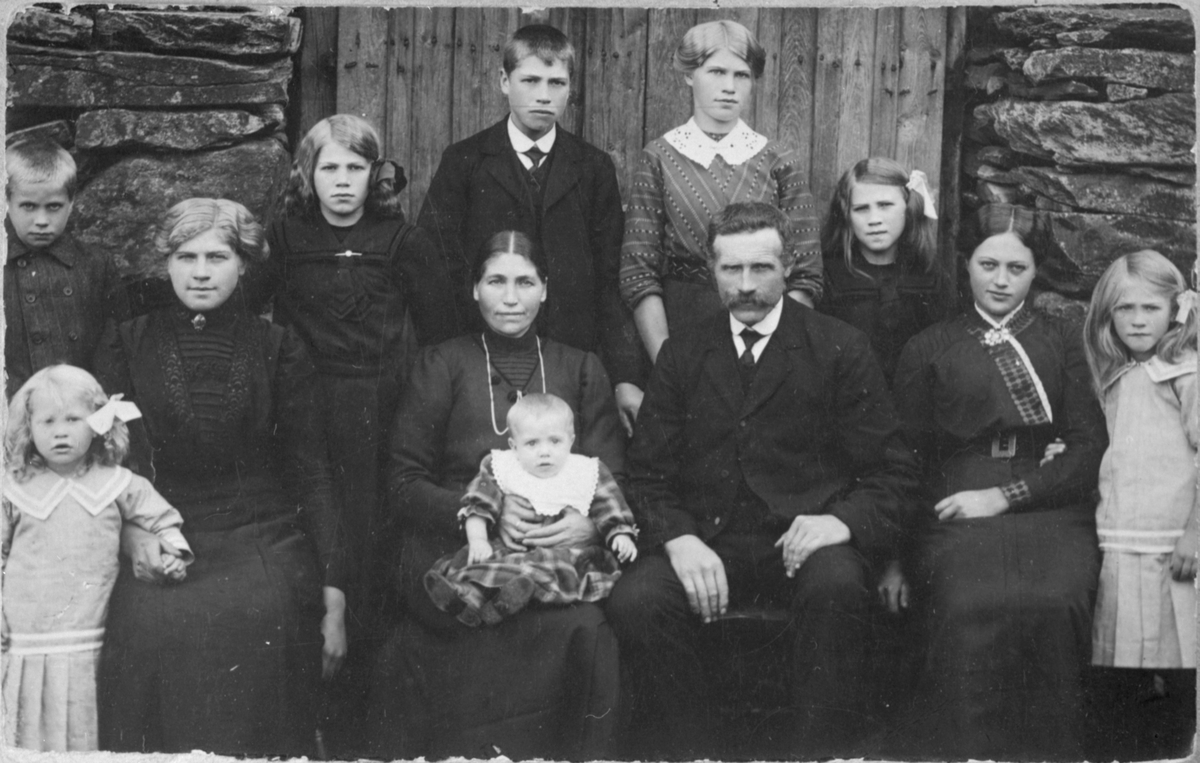 Familieportrett av Tørres og Serina Lunde med born på tunet til garden ...