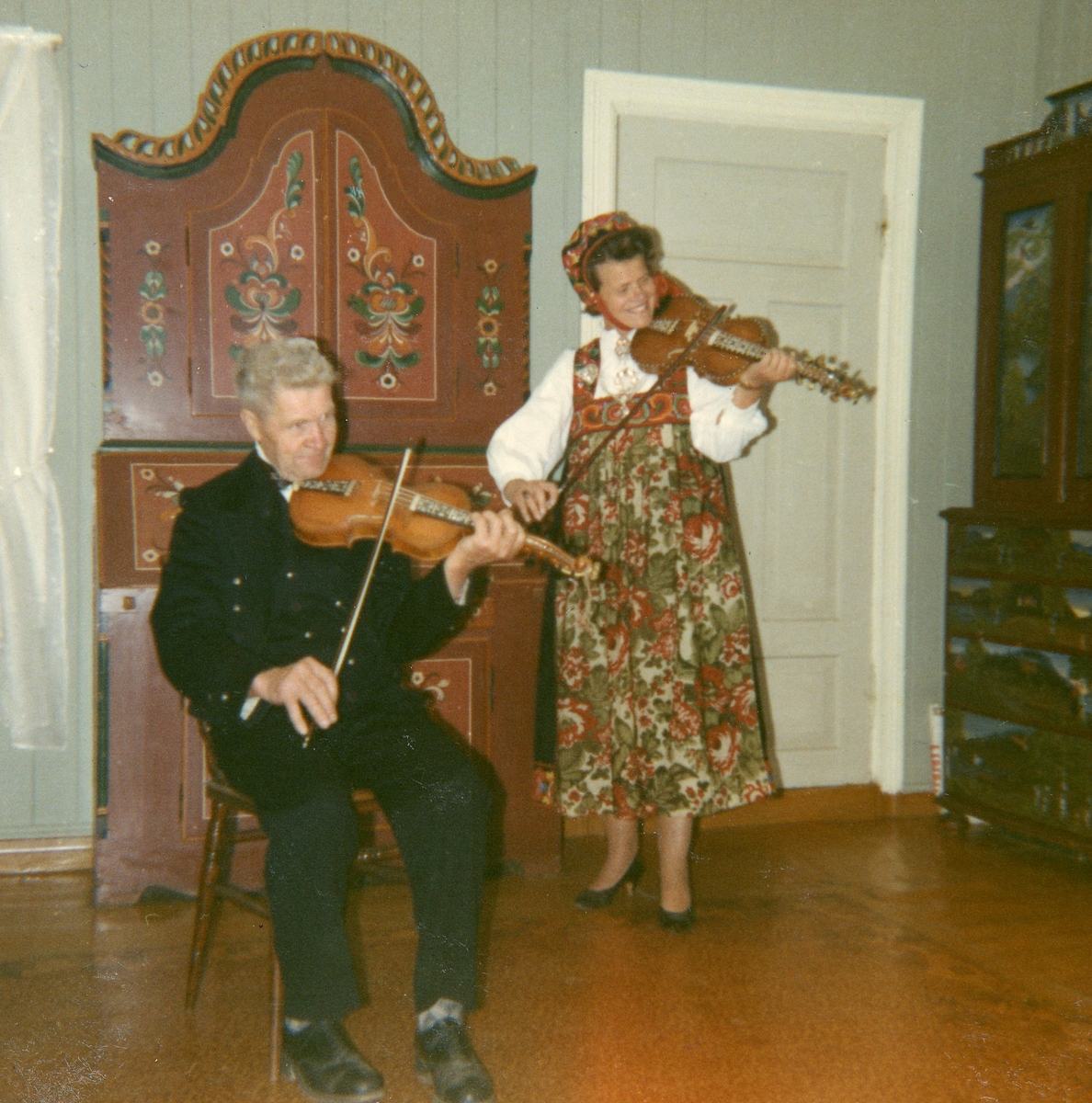 Olav og Guro Rust med fele - Gol bygdearkiv / DigitaltMuseum