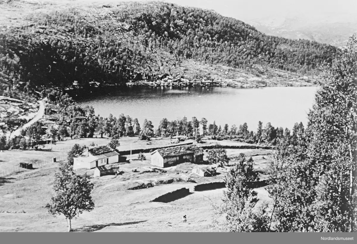 Falkflåg gård. Sigvart Falkflågs gård. 3 bygninger. Hovedbygningen med ...