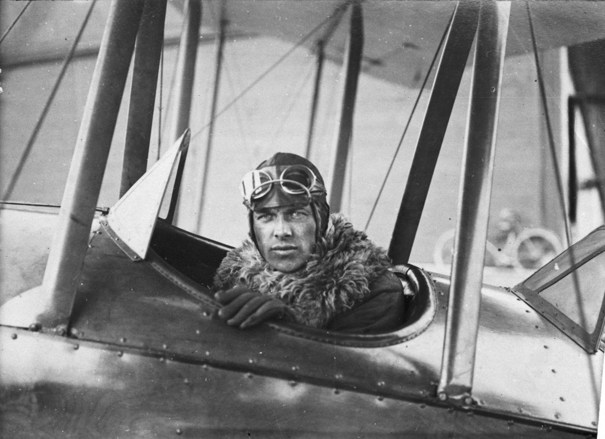 Porträttfoto av flygaren Folke Geijer, sittandes i ett flygplan på ...