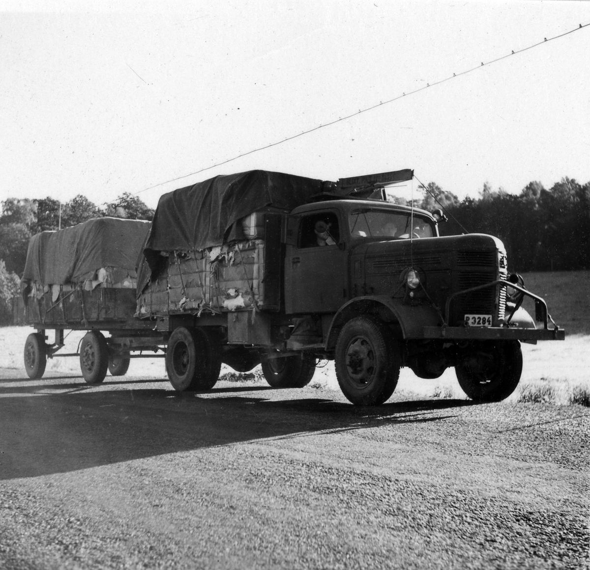 Större flakbil, reg. nr P3284, samt extra flak fullastade med textil på ...