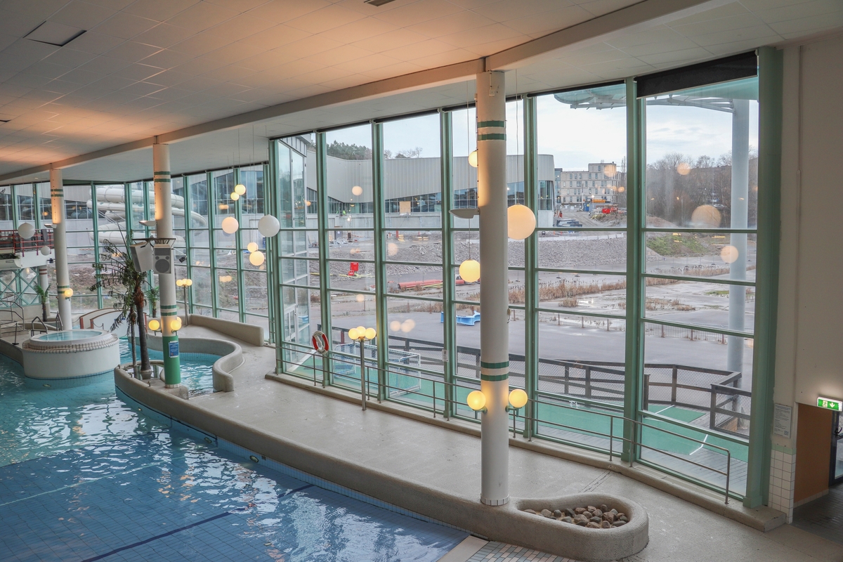 Äventyrsbadet på simhallen i Linköping. Vågbassäng. Fönster mot Tinnis ...