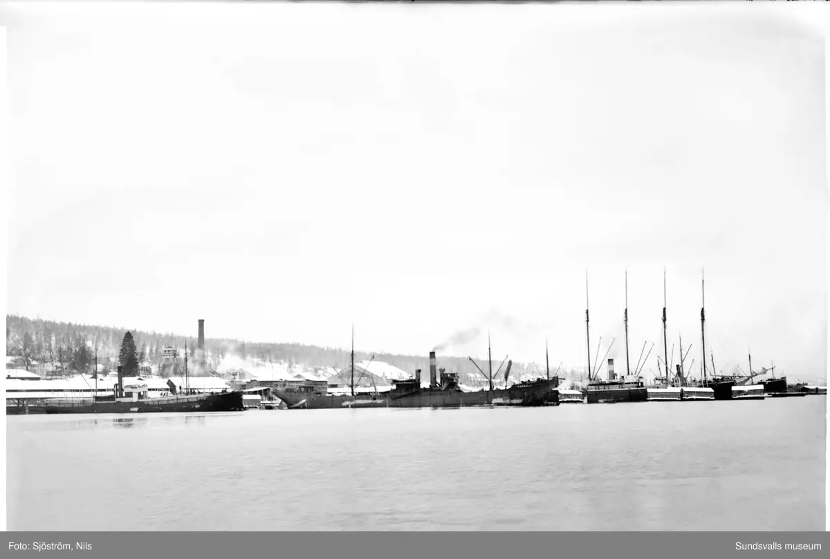 Segelfartyg och ångfartyg i väntan på lastning vid Svartviks sågverk ...
