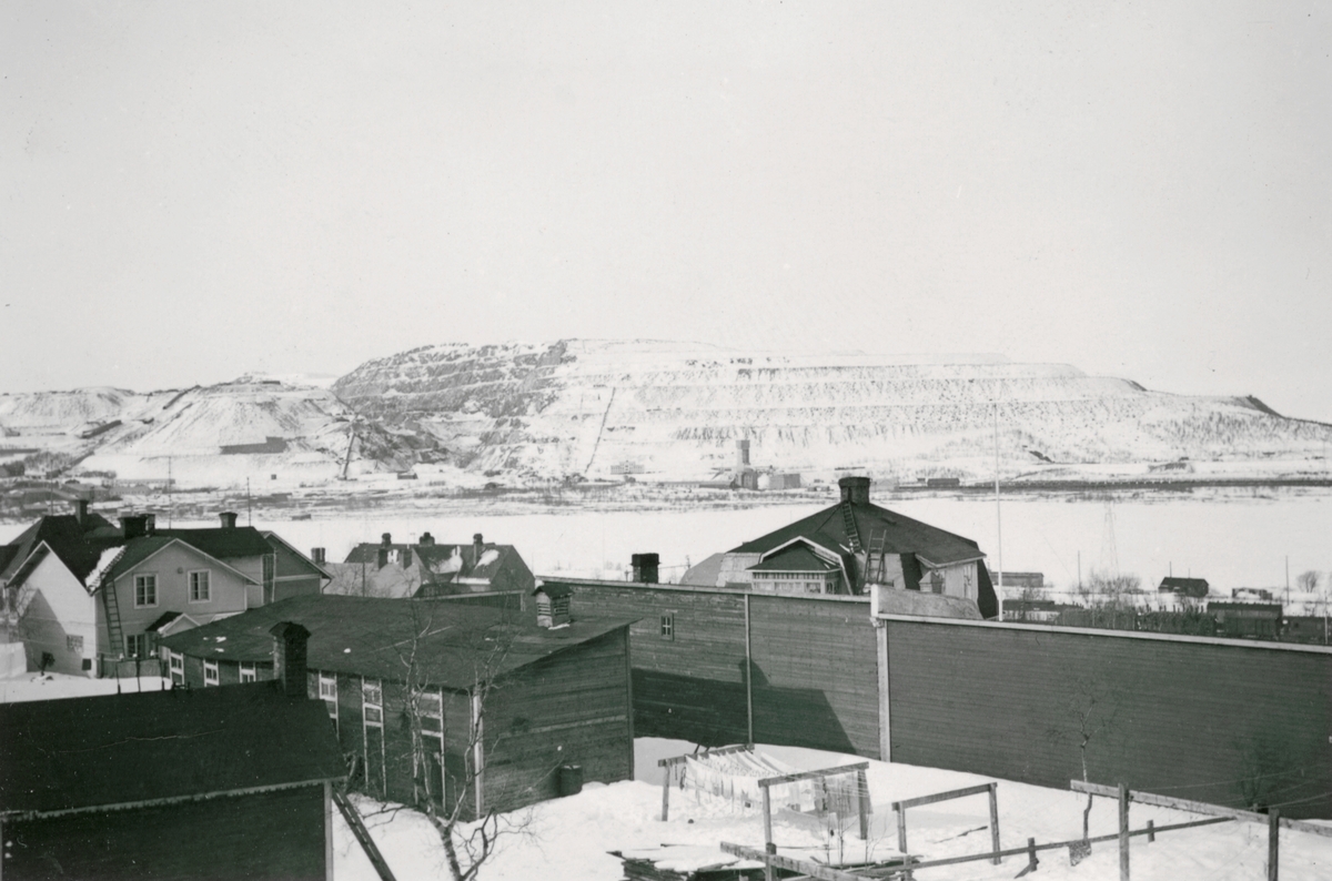 Exteriör av byggnader och fjäll vid Kirunavaara, vintertid, cirka 1942 ...