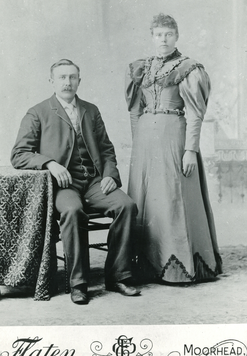 Atelierfoto av ekteparet Halvor M. Haugerud og Guro Olavsdtr., f ...