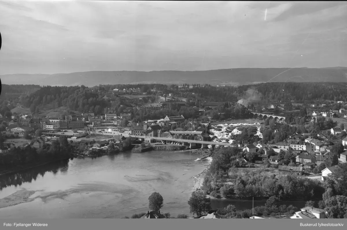 Hønefossen. Med Hønefoss bru, jernbanestasjonen, tegleverket ...