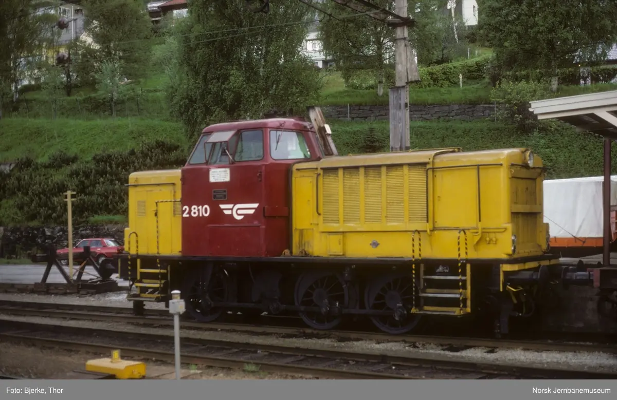 Diesellokomotiv Di 2 810 på Voss stasjon - Norsk Jernbanemuseum ...