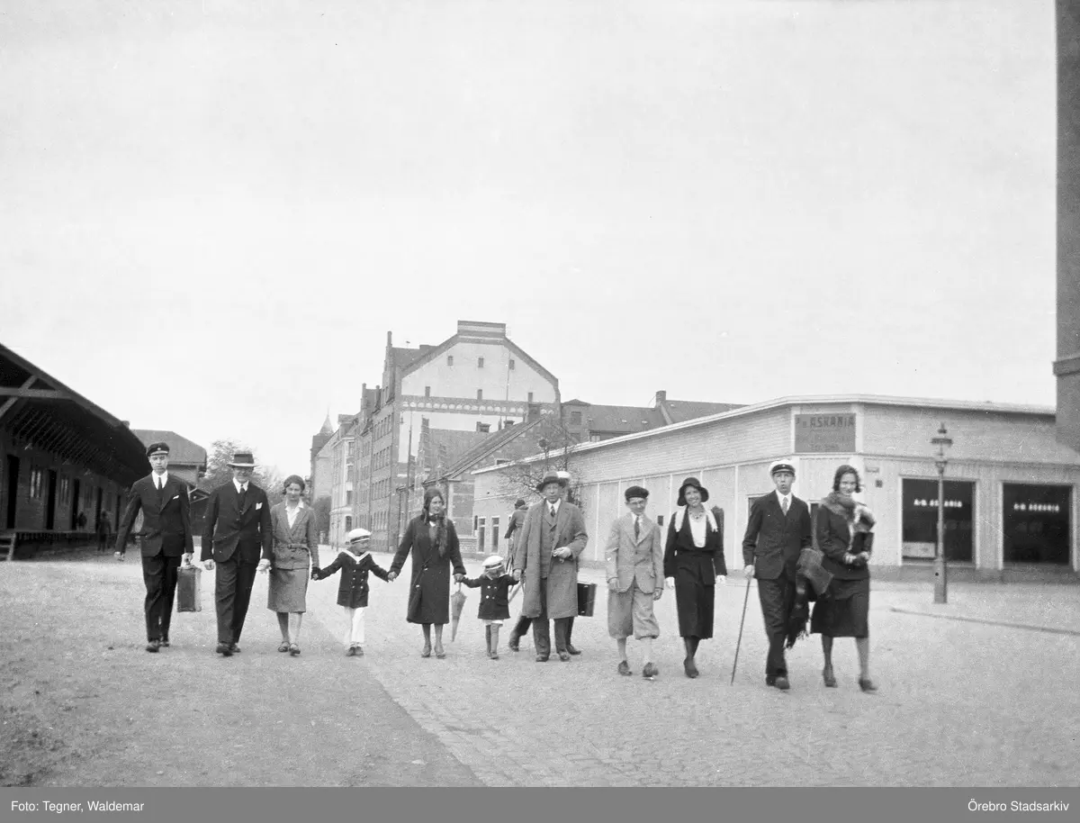 På väg från Centralstationen, maj 1931 - Örebro Stadsarkiv / DigitaltMuseum