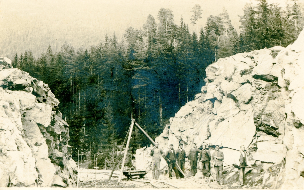 Vegarbeiderar, frå v.Engebret Hansagård,Halvor Slåtten,Henry Johansen ...