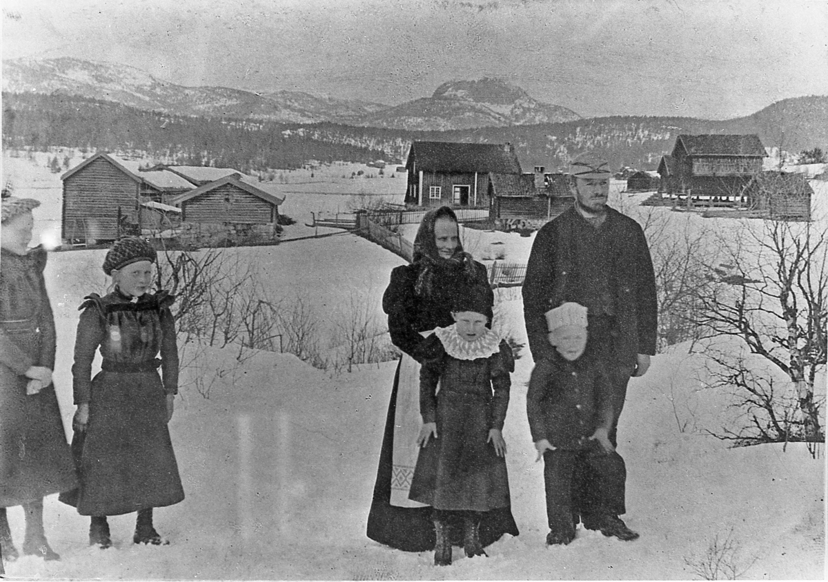 Fra Vesle-Eidal, rundt 1900. Fra høyre: Knut T. Sønsteby med hustru ...