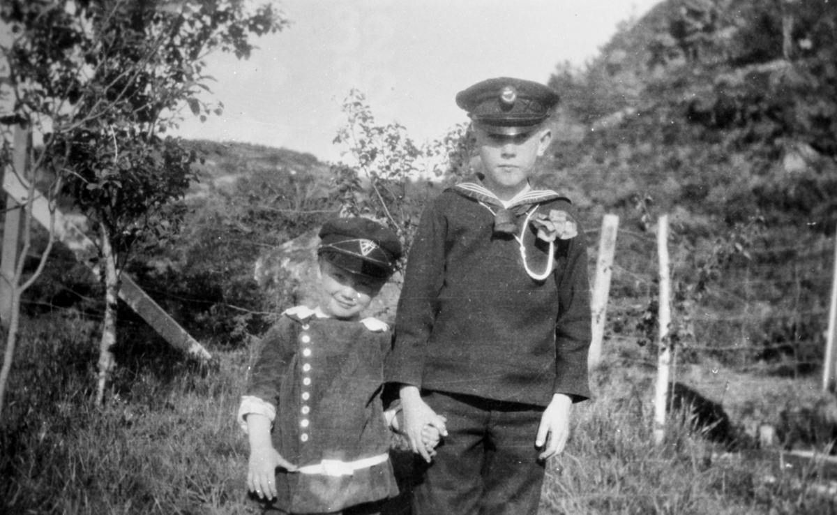 Portrett av to gutter i matrosdress. - Sunnmøre museum / DigitaltMuseum