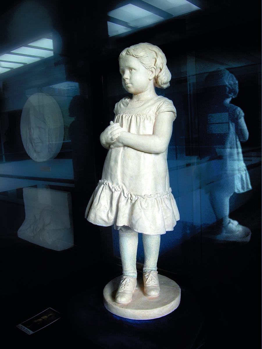 Ei lita jente [Statuett] - Anders Svor-museet / DigitaltMuseum