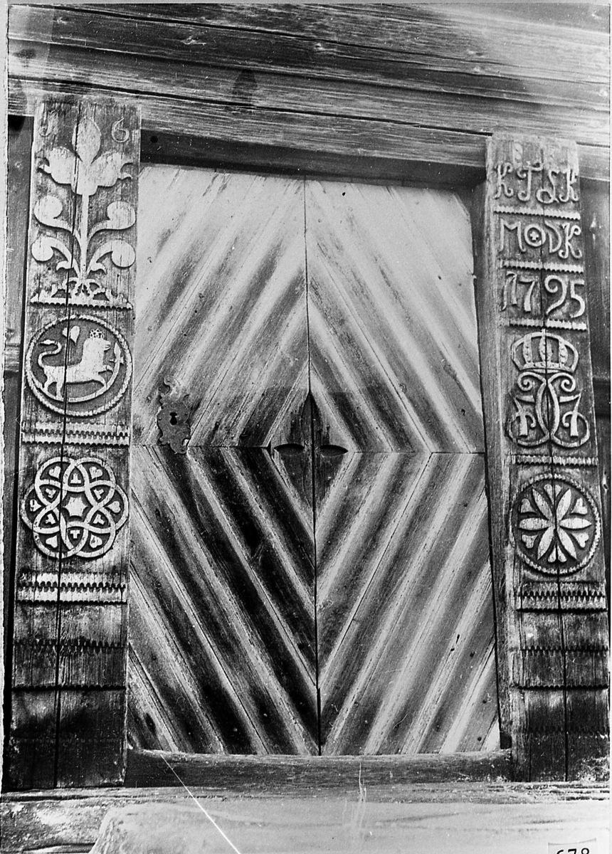 Stabbursdør på Nedre Kopseng i Eggedal, med utskårne stolper og årstall ...