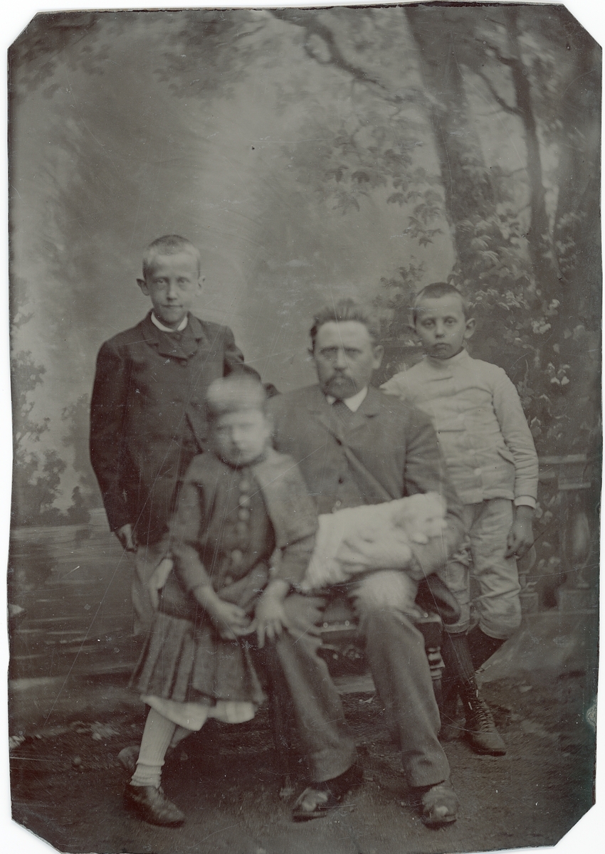 Ferrotyp - Erik Nyman med barnen Axel, Walle och Maja, Uppsala ...