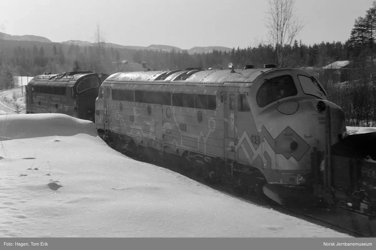 Diesellokomotiv Di 3 628 som ekstra forspannlokomotiv og Di 3 som ... Diesellokomotiv Di 3 628 som ekstra forspannlokomotiv og Di 3 som ...