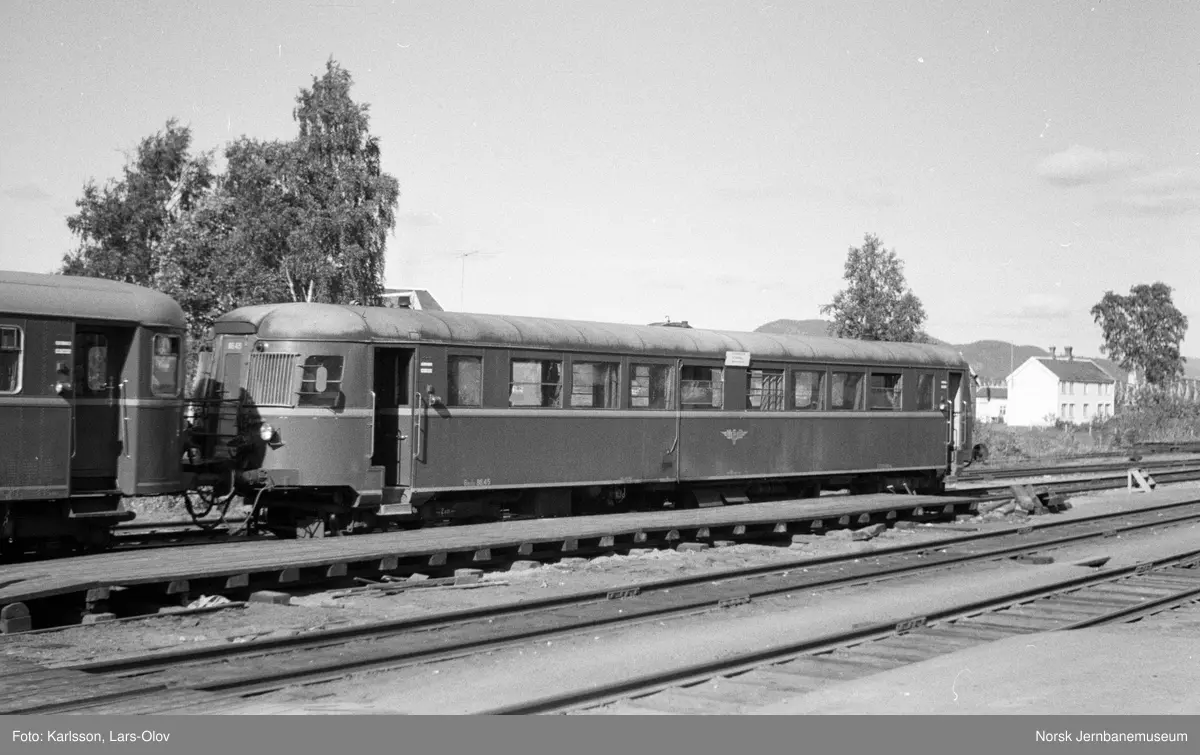 Dieselmotorvogn Bmdo 86 45 med persontog på Hell stasjon - Norsk ...