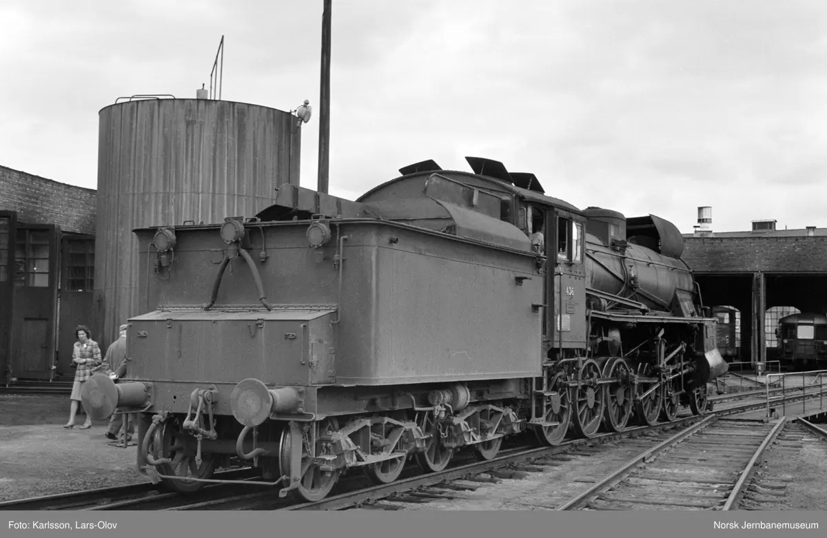 Damplokomotiv type 26c nr. 436 utenfor lokomotivstallen på Hamar ...