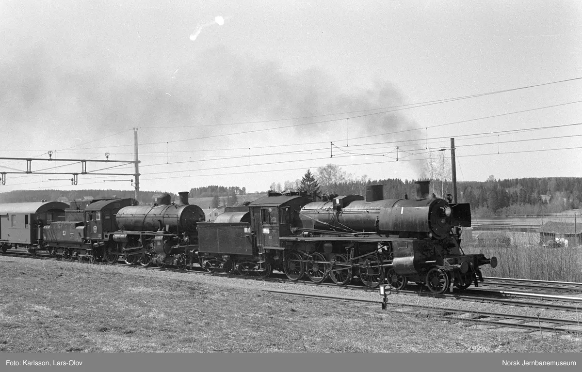 Svenska Järnvägsklubbens veterantog, trukket av NSB damplok 26c 411 og ...
