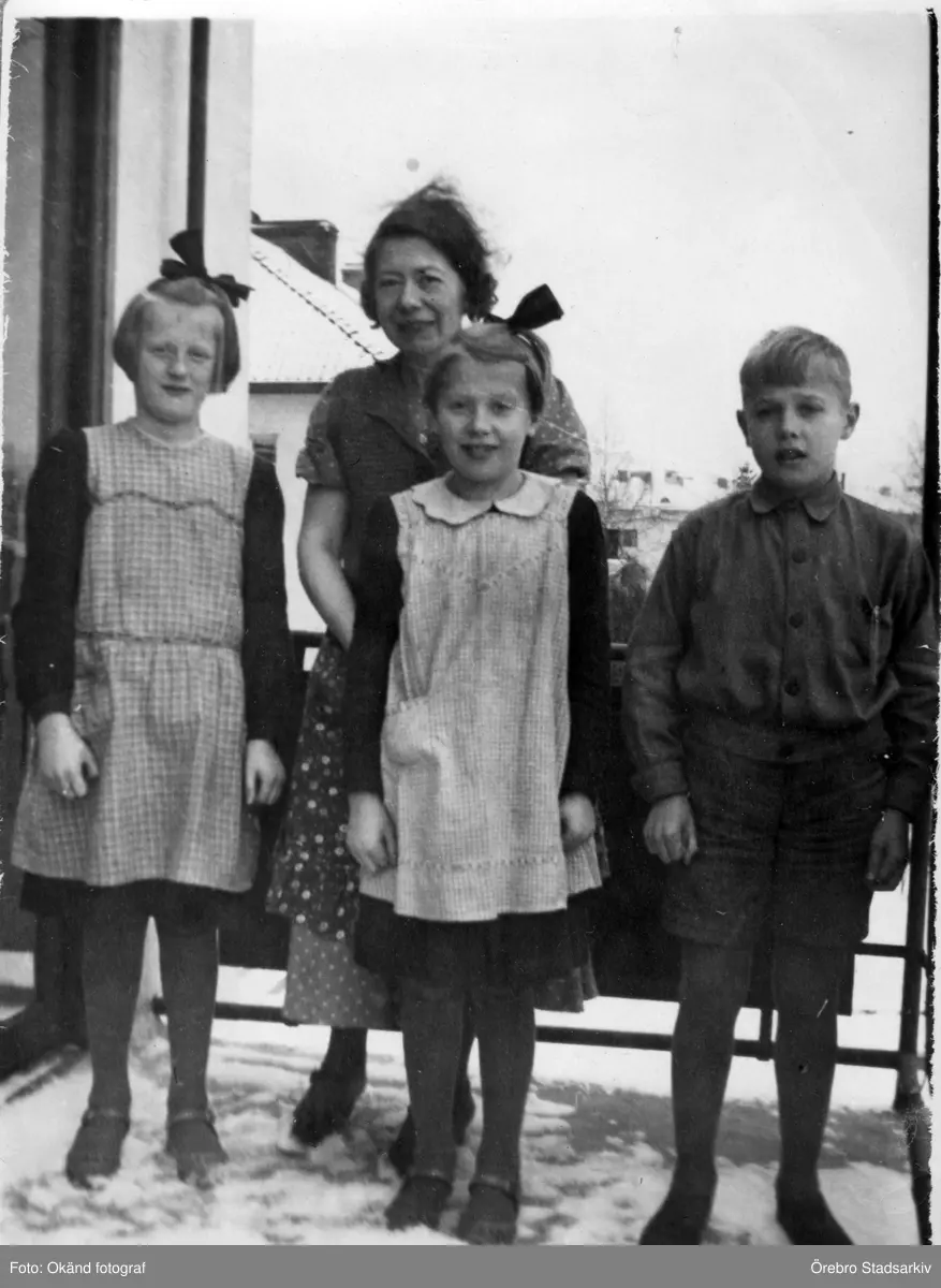 Barn och vuxen på trappa, 1940-tal - Örebro Stadsarkiv / DigitaltMuseum