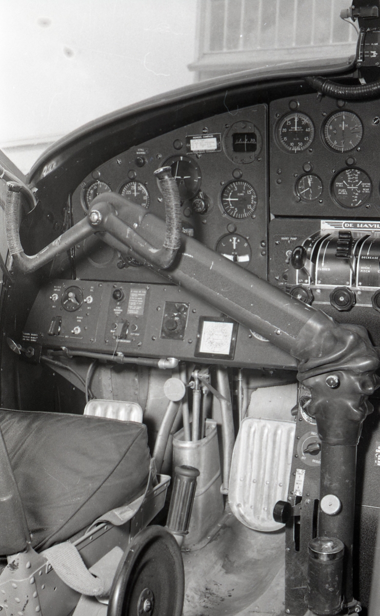 Kommunikasjonsfly de Havilland DHC-3 Otter, cockpit. - Forsvarets ...