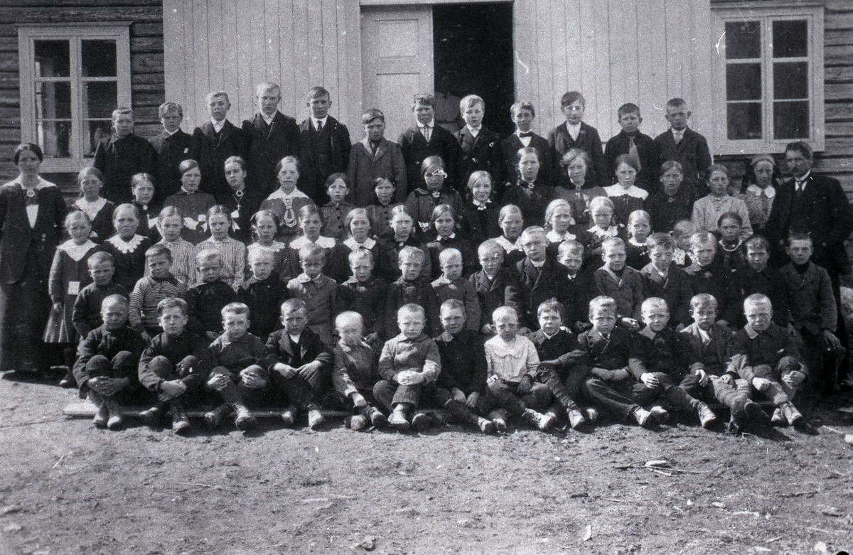 Elevar og lærarar ved Høre Skule ca 1916 - Valdres Folkemuseum ...
