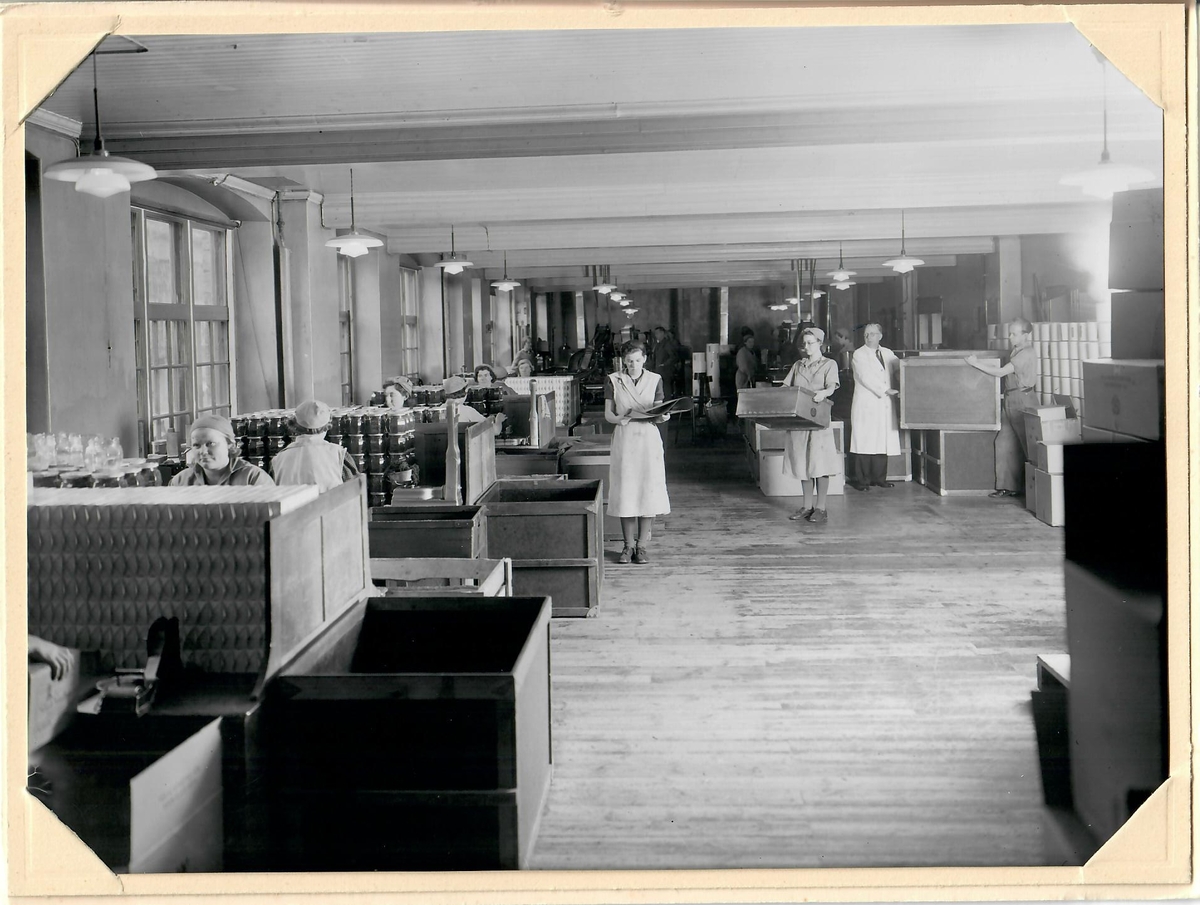 Arvika fabriken, 1940, Maskin och handpackningsavdelningen på "Röken ...