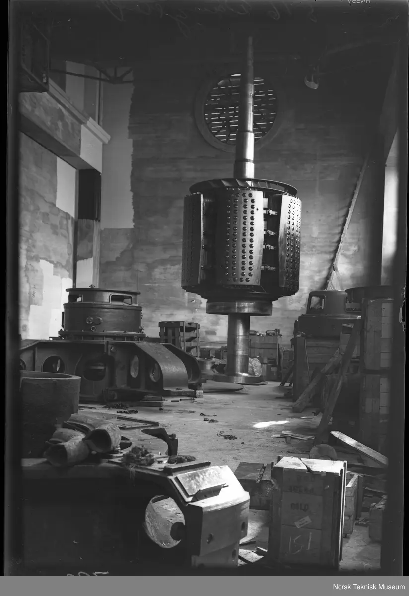 Montasje av polhjul til 26500 kVA generator til Sauda III : kraftverket ...