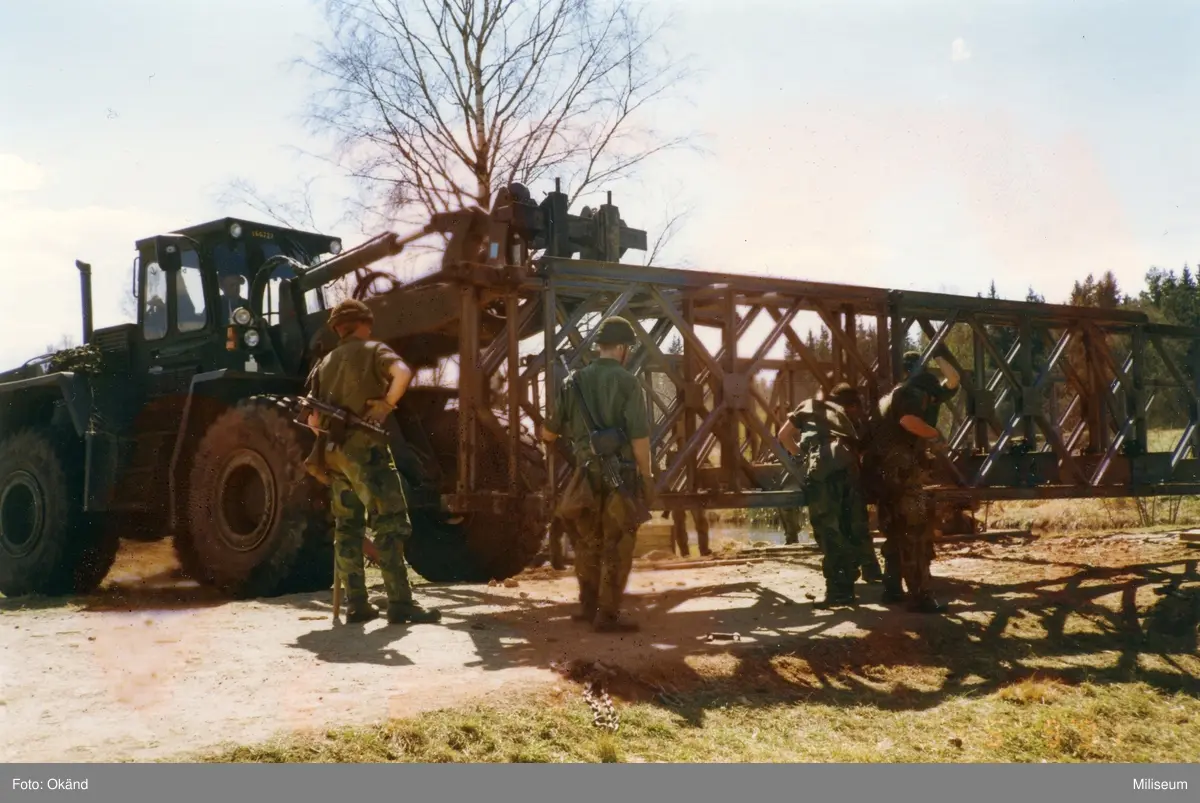 Slutövning. Lastmaskin Volvo BM och Balkbro 2. - Miliseum / DigitaltMuseum