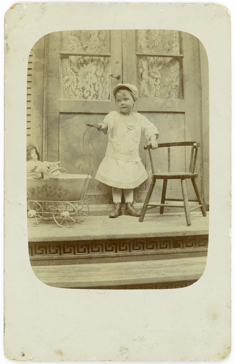 Vykort. Litet barn med dockvagn - Vänersborgs museum / DigitaltMuseum