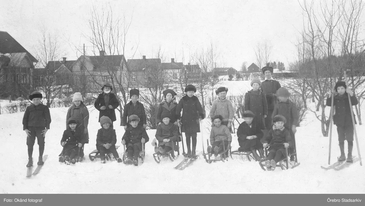 Barn med skidor och kälke vid fotbollsplan vid Kumlins väg, 1910-tal ...